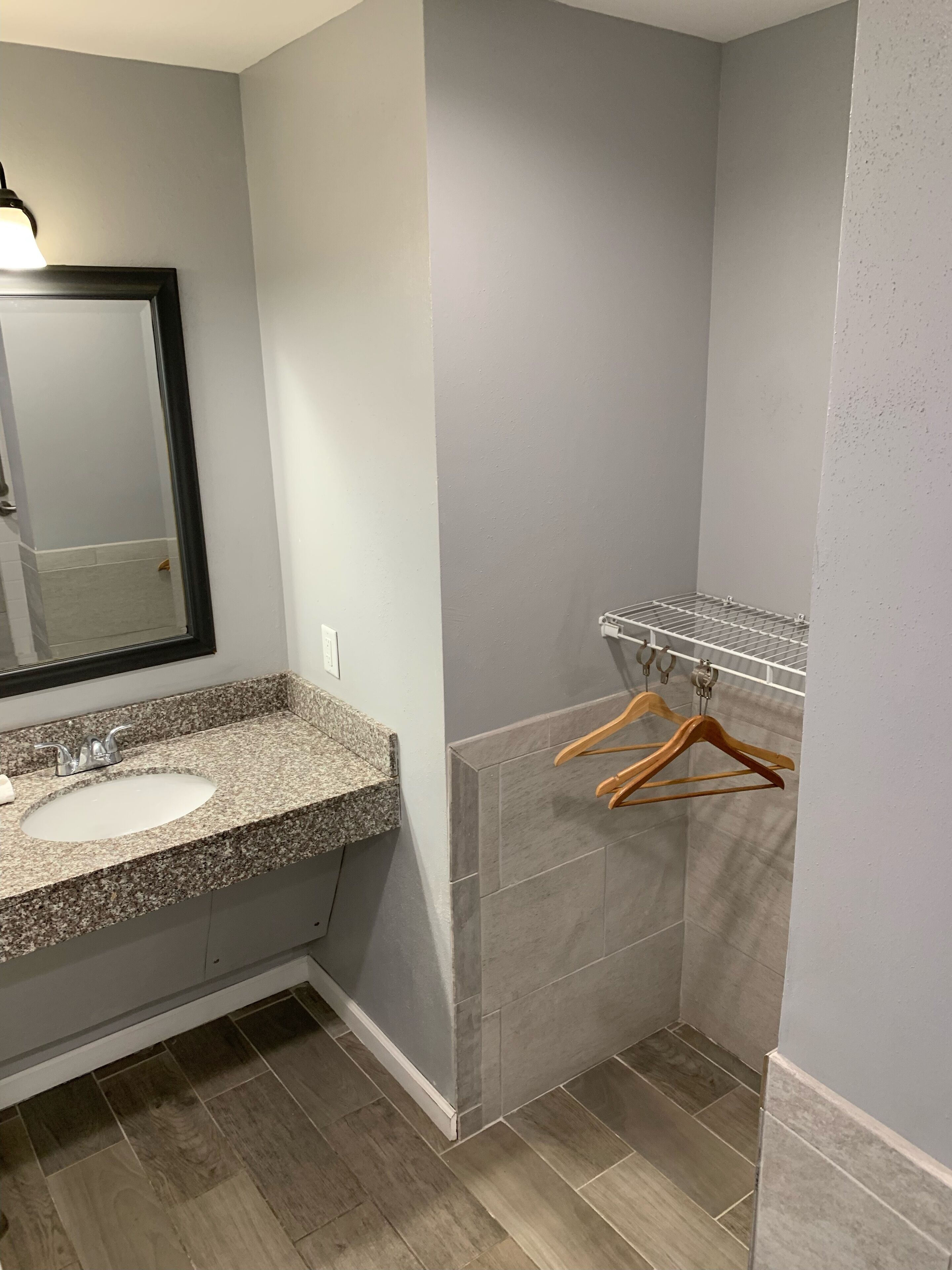 Accessible King Room | Casa de banho | Um secador de cabelo (mediante pedido), toalhas fornecidas 