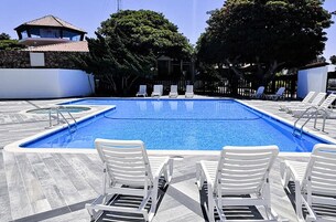 Piscina externa, guarda-sóis, espreguiçadeiras