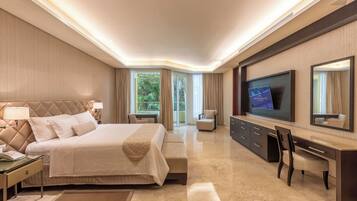 Three-Bedroom Villa with Golf Course View | Roupas de cama premium, edredons de pluma