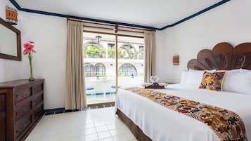 Suíte júnior, 1 cama King | Cofres nos quartos, cortinas blackout, ferros/tábuas de passar roupa