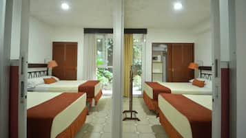 Quarto família | Roupas de cama premium, cofres nos quartos, escrivaninha