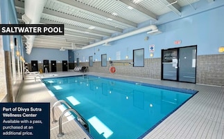 Piscina interior, espreguiçadeiras 