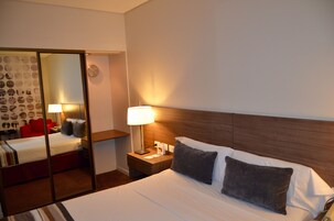 Quarto standard | Edredons de pluma, camas com colchões pillow-top, frigobar