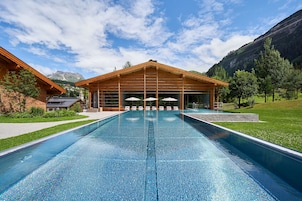 Piscina interna, piscina externa, espreguiçadeiras
