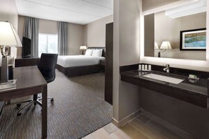 Quarto, 1 cama king-size, acessível, não fumadores (Mobility, Bathtub w/ Grab Bars) | Minibar com produtos grátis, secretária, ferro/tábua de engomar 