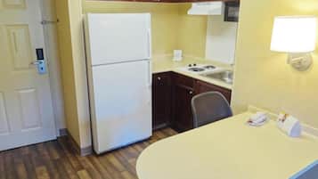Um frigorífico, um micro-ondas, uma placa de cozinha