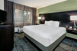 Cofres nos quartos, escrivaninha, ferros/tábuas de passar roupa