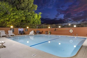 Piscina exterior, guarda-sóis, espreguiçadeiras 