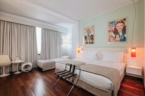 Quarto Triplo Standard (3 people) | Edredões de penas, minibar, cofre no quarto 