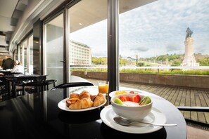 Pequeno-almoço tipo buffet diário (18 EUR por pessoa) 