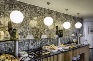 Pequeno-almoço tipo buffet diário mediante uma taxa 