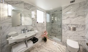 Quarto Deluxe, varanda (or Terrace) | Casa de banho | Artigos de higiene ecológicos, um secador de cabelo, toalhas fornecidas 