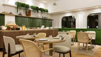 Café da manhã com buffet todos os dias (EUR 22 por pessoa)