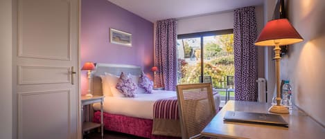 Quarto standard, 1 cama Queen, para não fumantes | Cofres nos quartos, cortinas blackout, ferros/tábuas de passar roupa