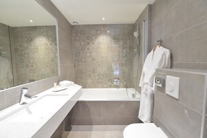 Quarto superior, 1 cama King, para não fumantes | Banheiro | Produtos de toalete grátis, secador de cabelo, toalhas de banho