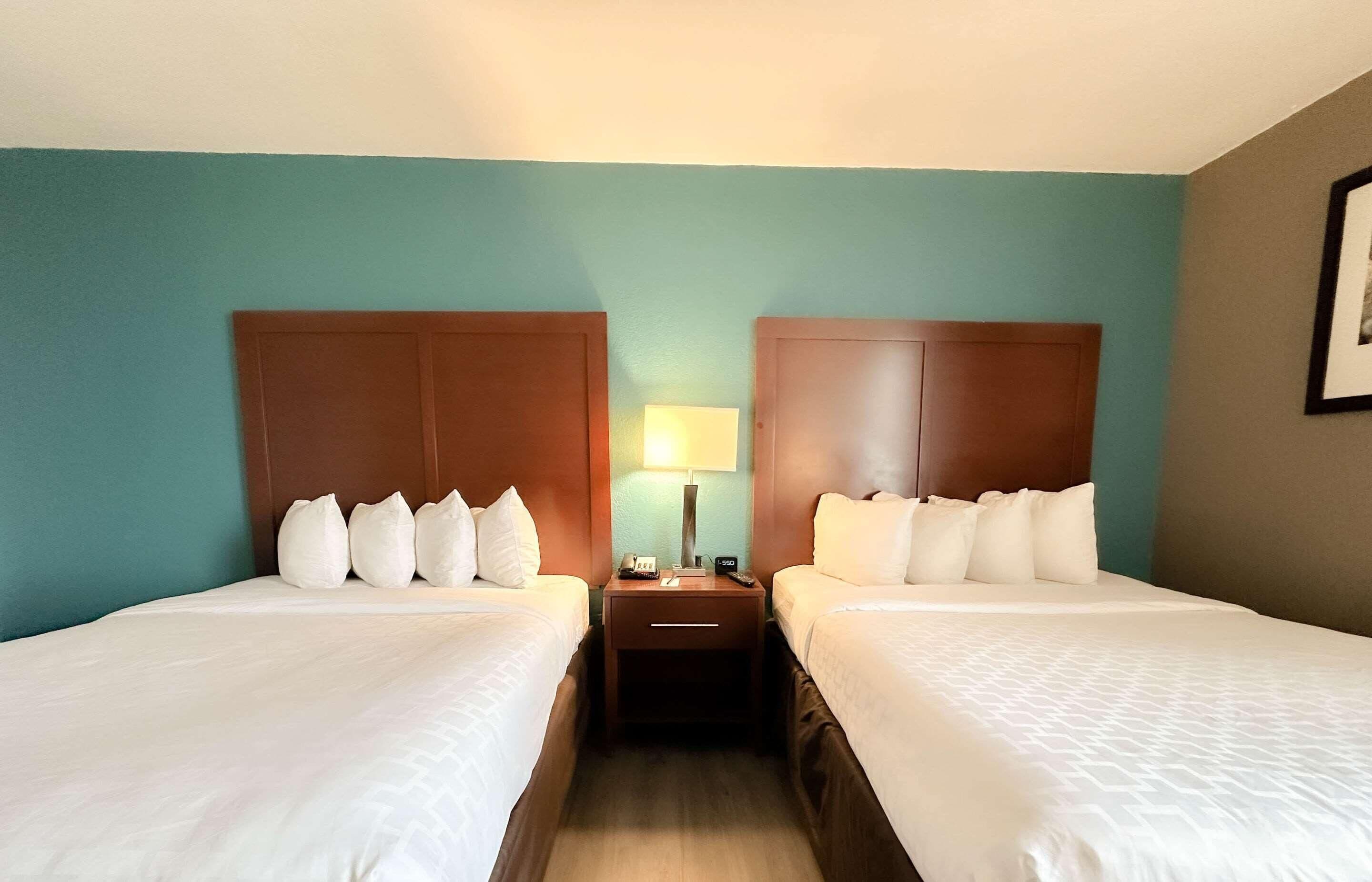 Camas com colchões pillow-top, cofres nos quartos, escrivaninha