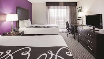 Quarto, 2 camas de casal, para não fumantes | Roupas de cama premium, camas com colchões pillow-top, escrivaninha