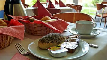 Pequeno-almoço tipo buffet diário (16.00 EUR por pessoa)