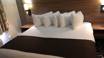 Quarto | Camas com colchões pillow-top, individualmente decorados, escrivaninha