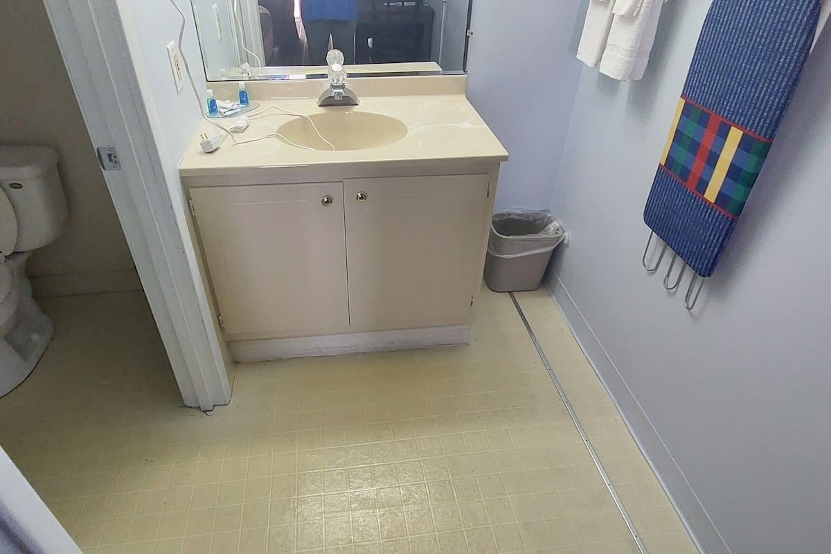 Produtos de toalete grátis, toalhas de banho, sabonete, shampoo