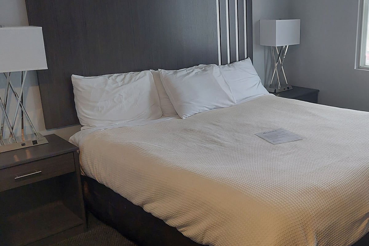Quarto standard, 1 cama King, para não fumantes | Cortinas blackout, ferros/tábuas de passar roupa, Wi-Fi de cortesia