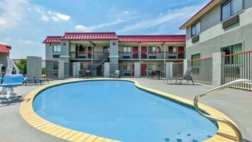 Piscina exterior sazonal, guarda-sóis, espreguiçadeiras