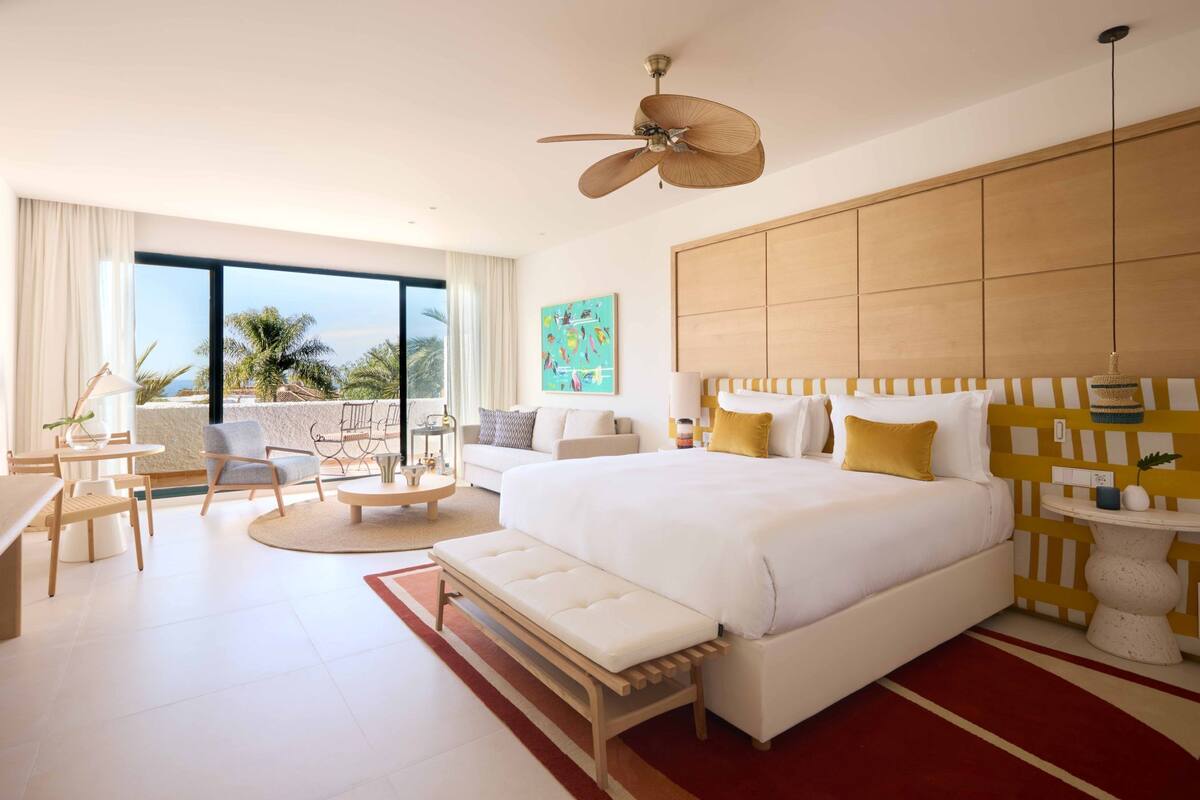 Edredões de penas, minibar, cofre no quarto, secretária 