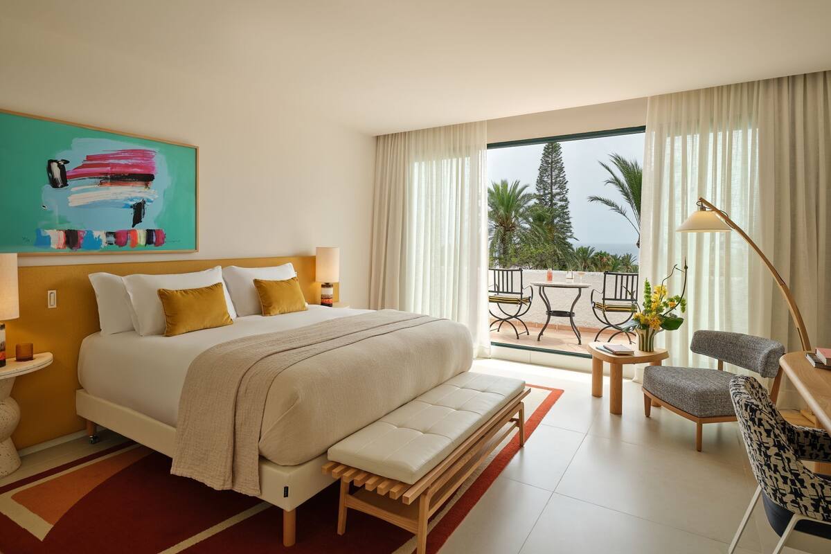Edredões de penas, minibar, cofre no quarto, secretária 