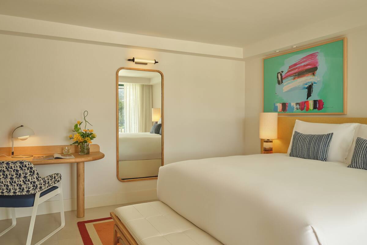 Essential Balcony | Edredões de penas, minibar, cofre no quarto, secretária 