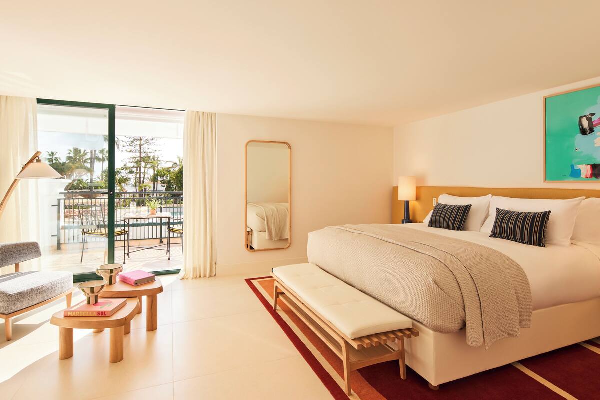 Premium Terrace | Edredões de penas, minibar, cofre no quarto, secretária 