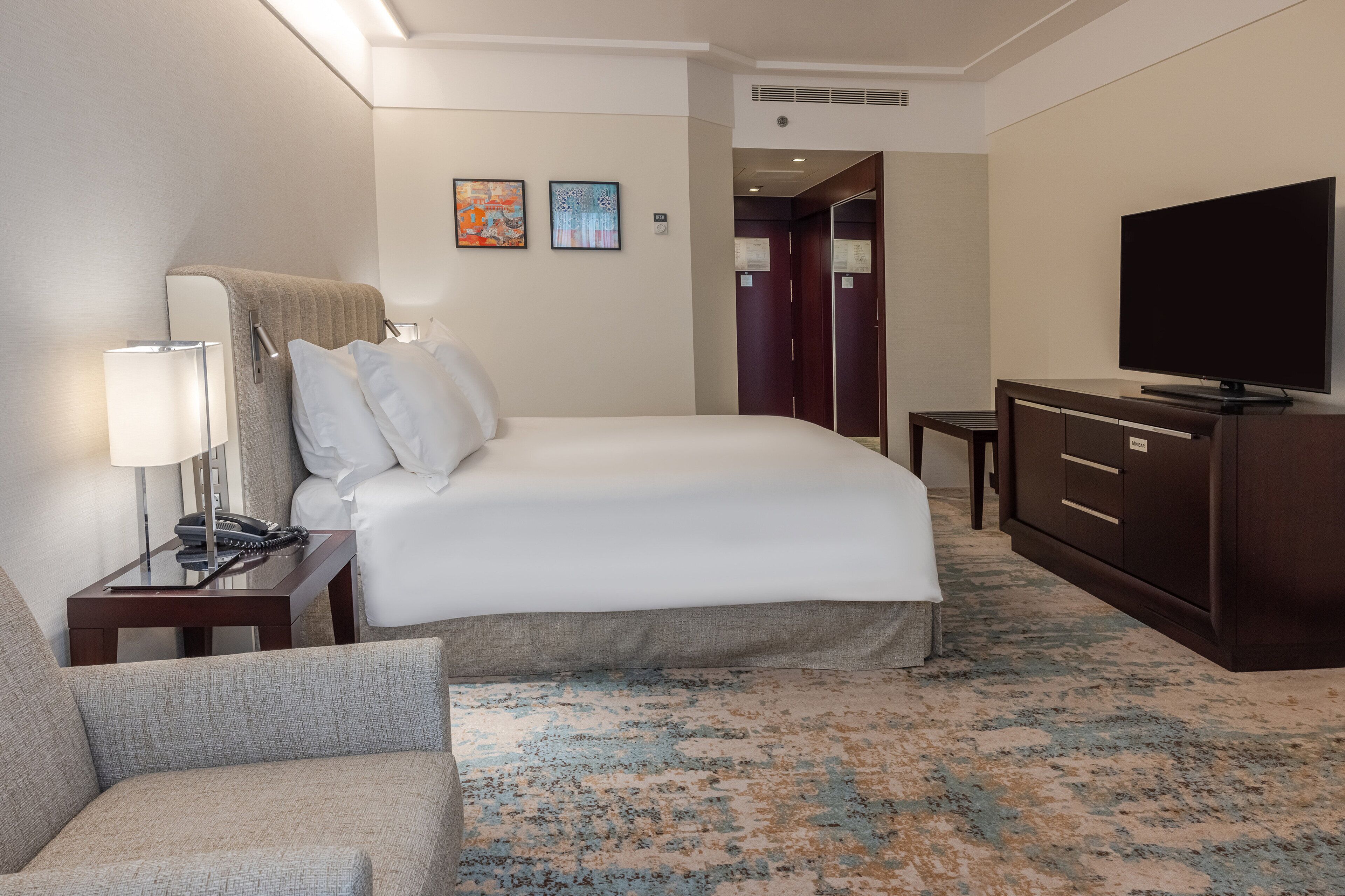 Roupa de alta qualidade, minibar, cofre com capacidade para portátil 