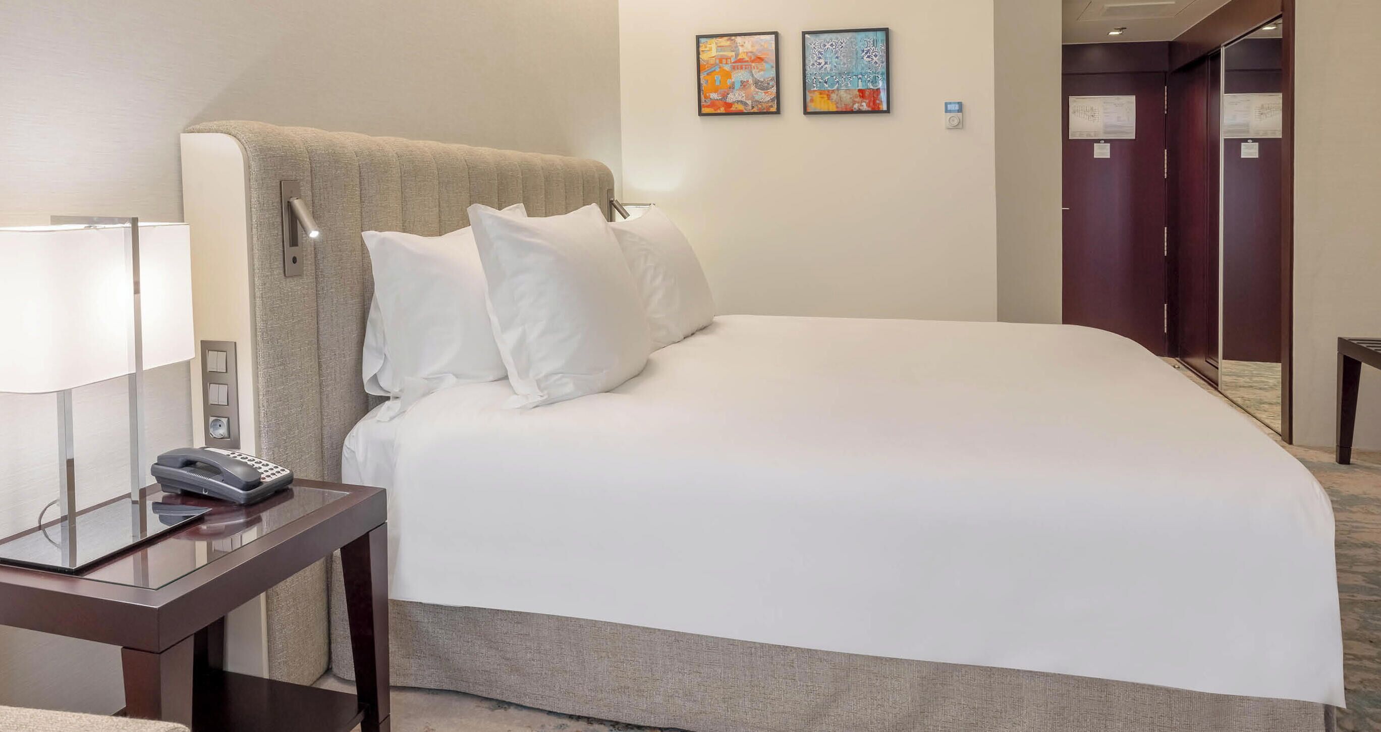 Quarto Standard, 1 cama queen-size | Roupa de alta qualidade, minibar, cofre com capacidade para portátil 