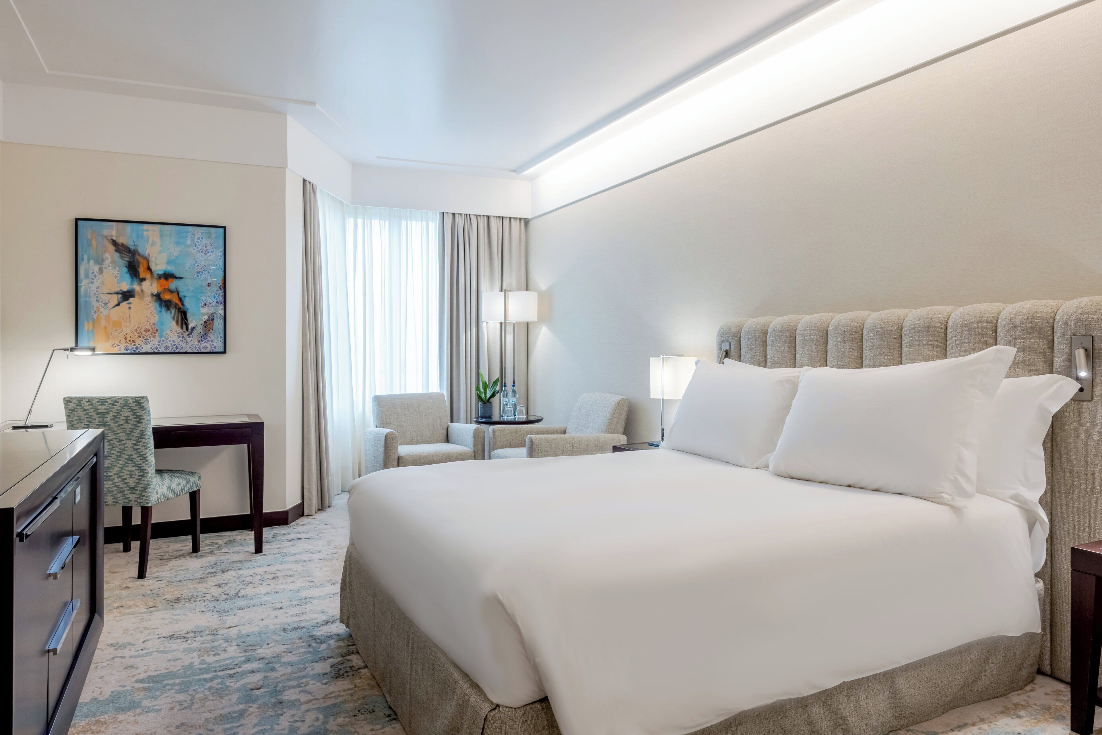 Quarto standard, 1 cama Queen (High Floor) | Roupas de cama premium, frigobar, cofres nos quartos, escrivaninha