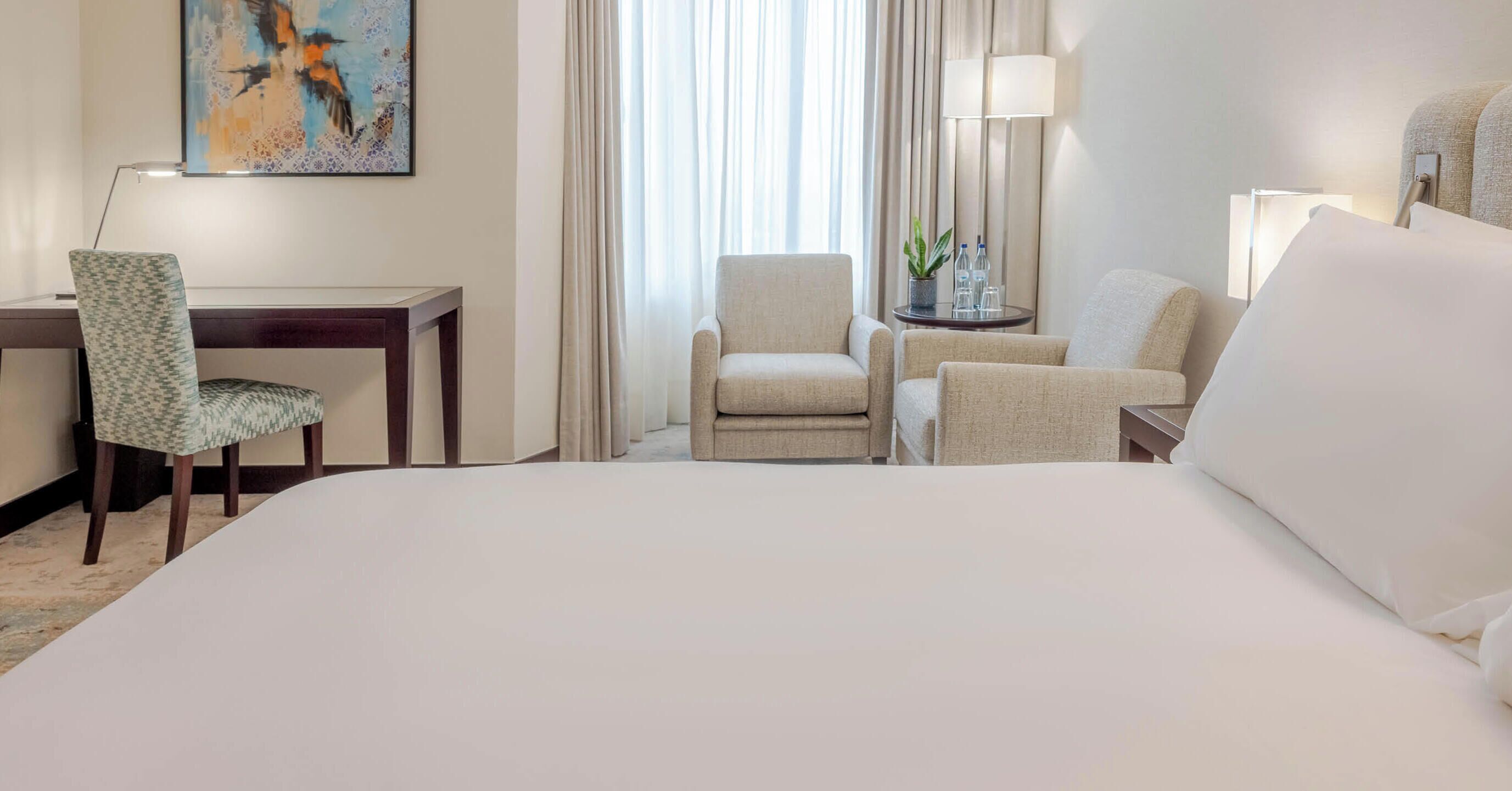 Quarto Standard | Roupa de alta qualidade, minibar, cofre com capacidade para portátil 