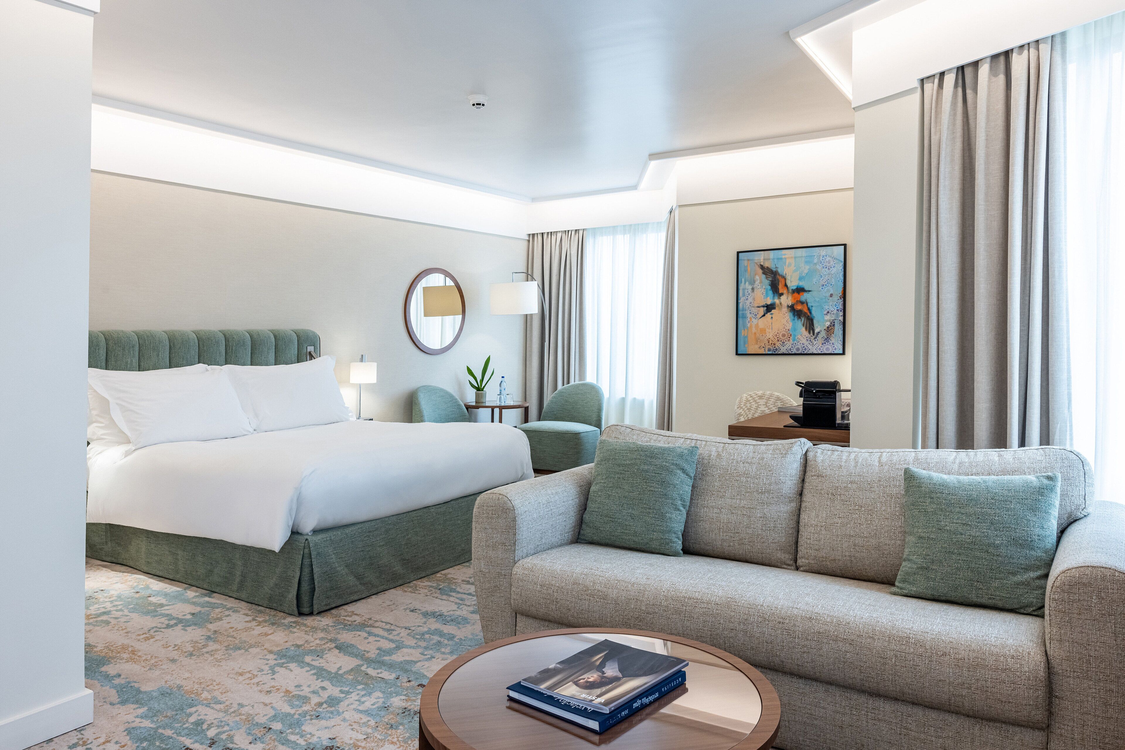 Roupas de cama premium, frigobar, cofres nos quartos, escrivaninha