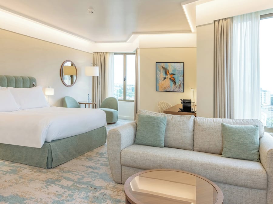 Roupa de alta qualidade, minibar, cofre com capacidade para portátil