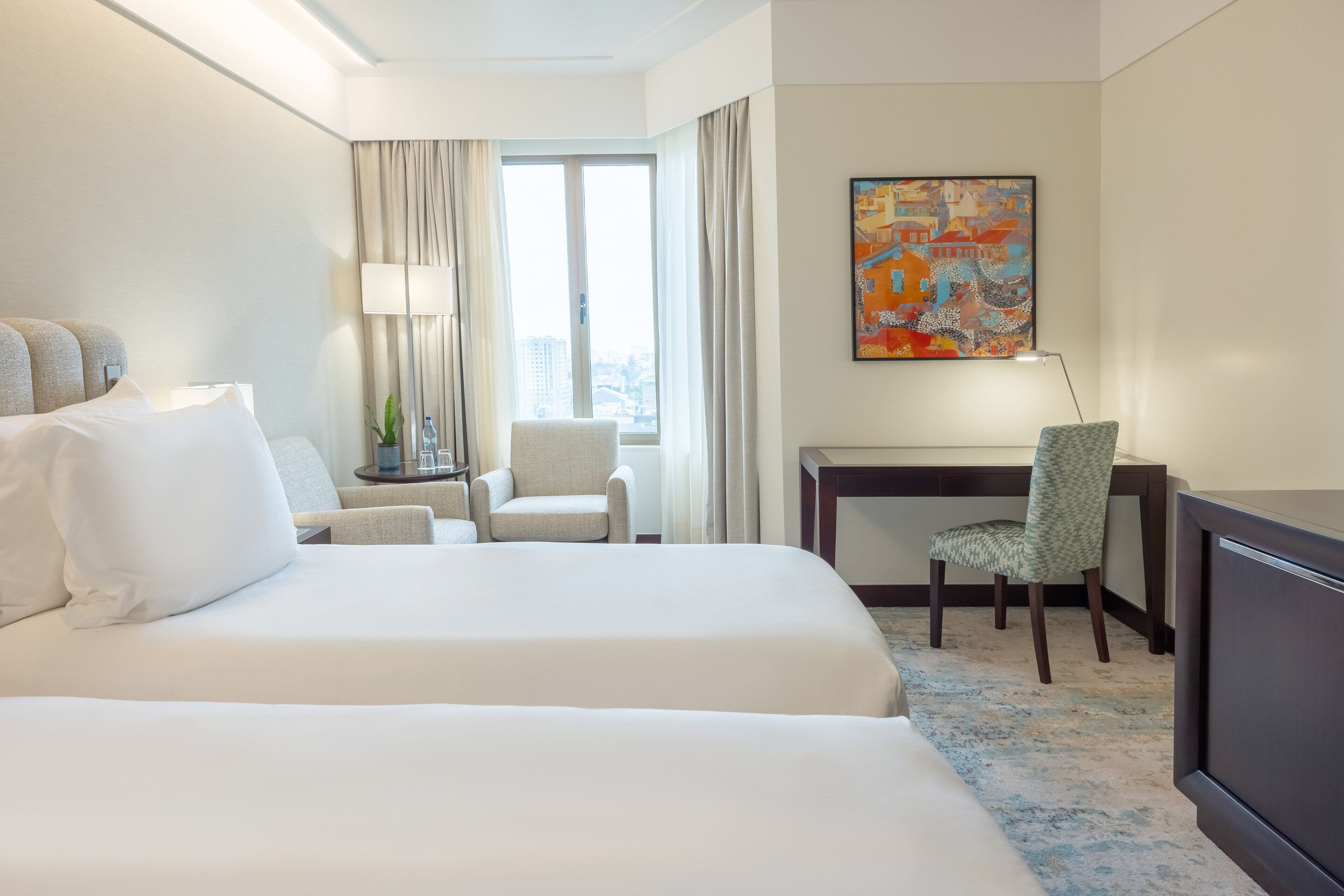 Roupa de alta qualidade, minibar, cofre com capacidade para portátil 