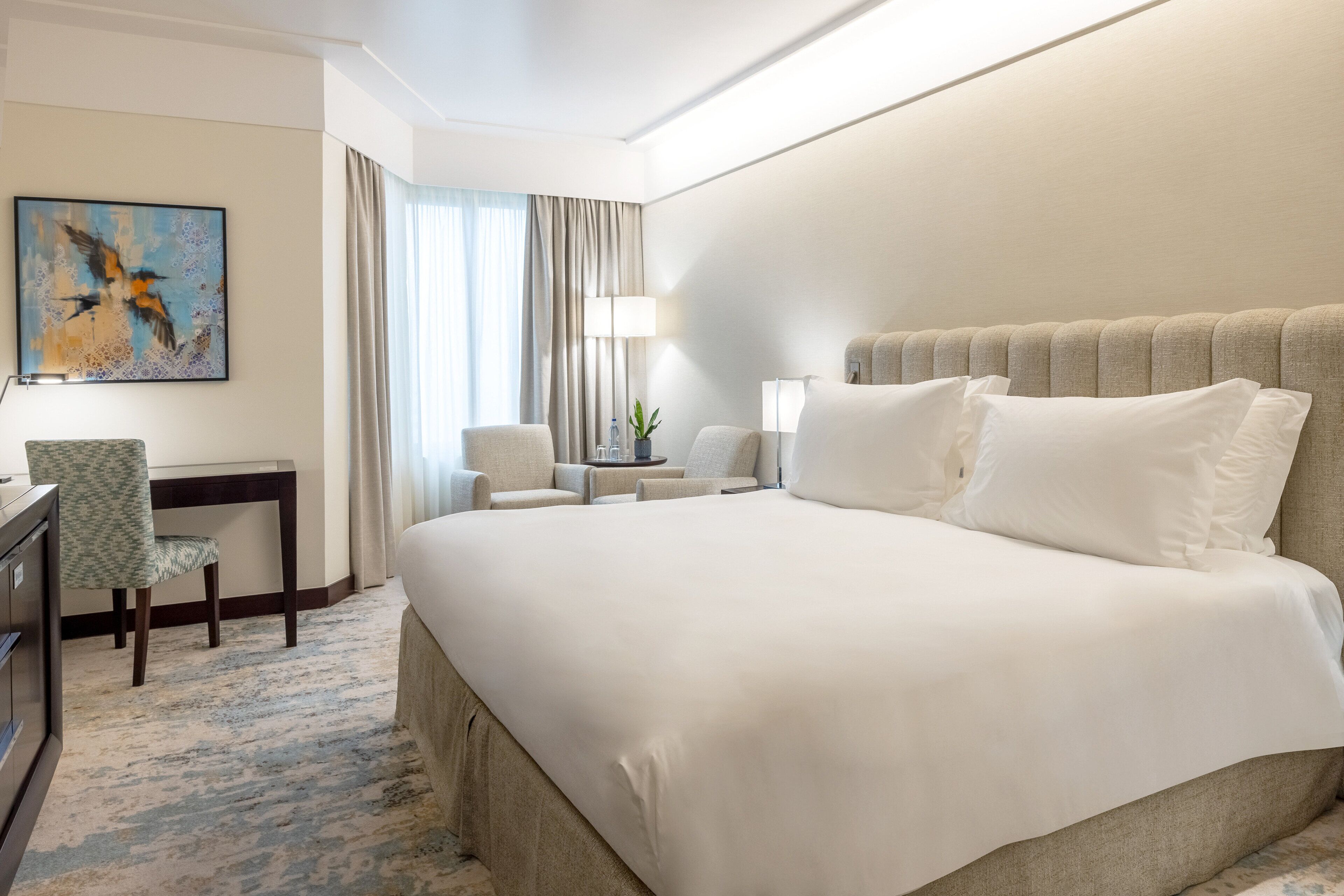 Roupas de cama premium, frigobar, cofres nos quartos, escrivaninha