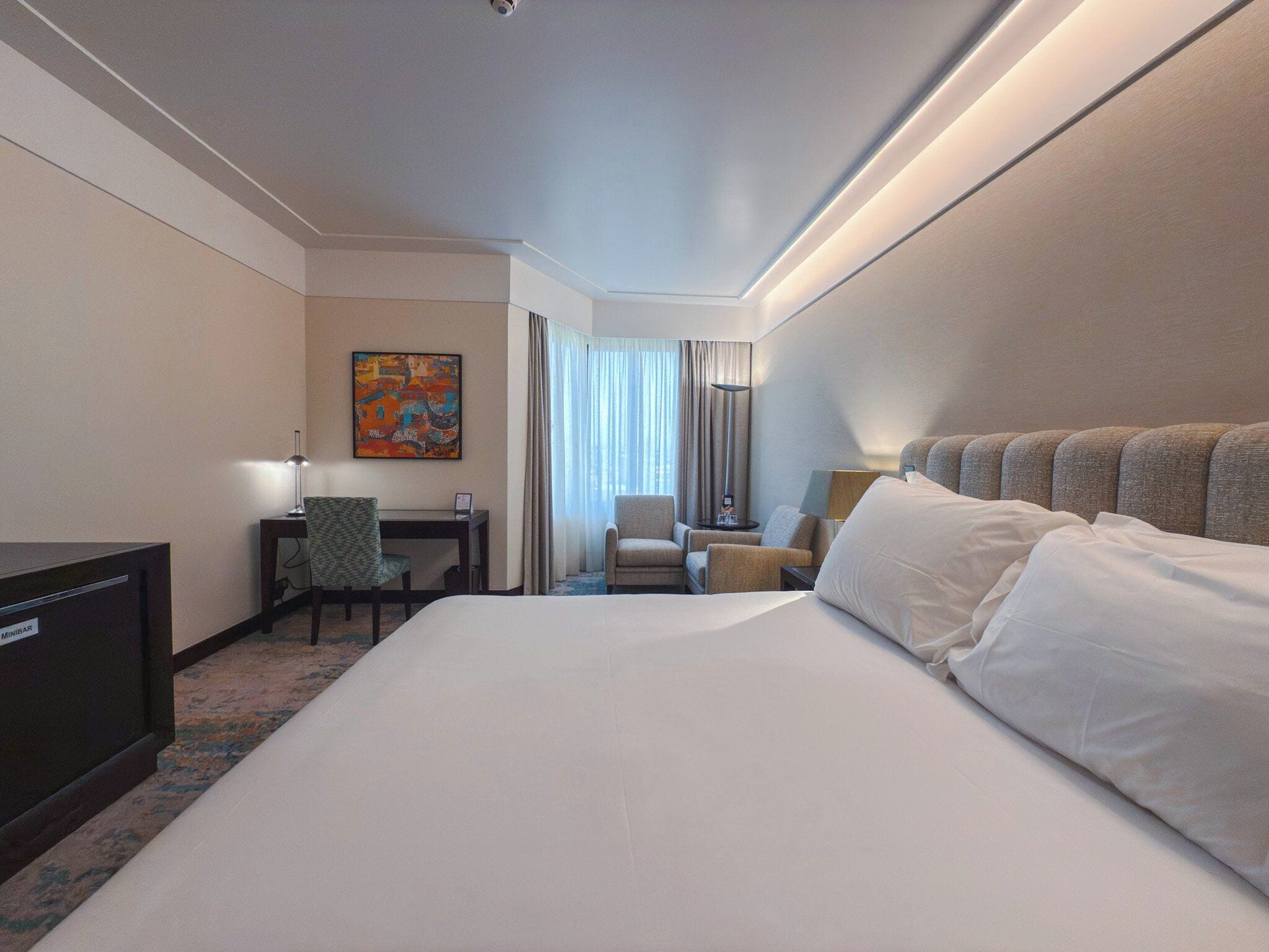 Roupa de alta qualidade, minibar, cofre com capacidade para portátil 