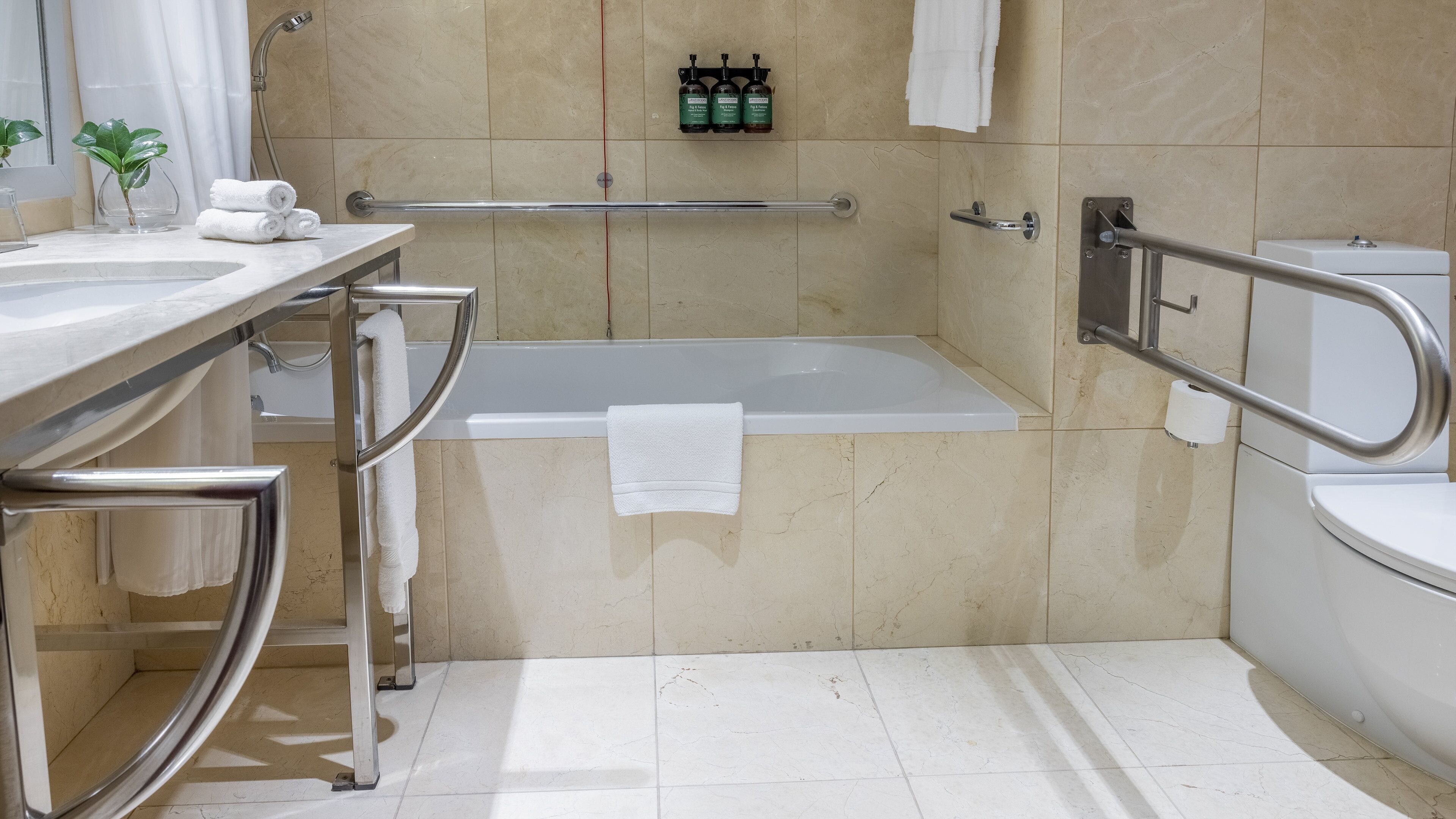 Quarto Standard, 2 camas individuais, acessível | Roupa de alta qualidade, minibar, cofre com capacidade para portátil 