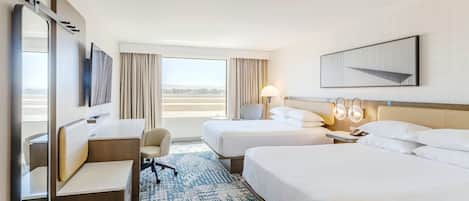 Quarto, 2 camas Queen, para não fumantes | Escrivaninha, cortinas blackout, ferros/tábuas de passar roupa