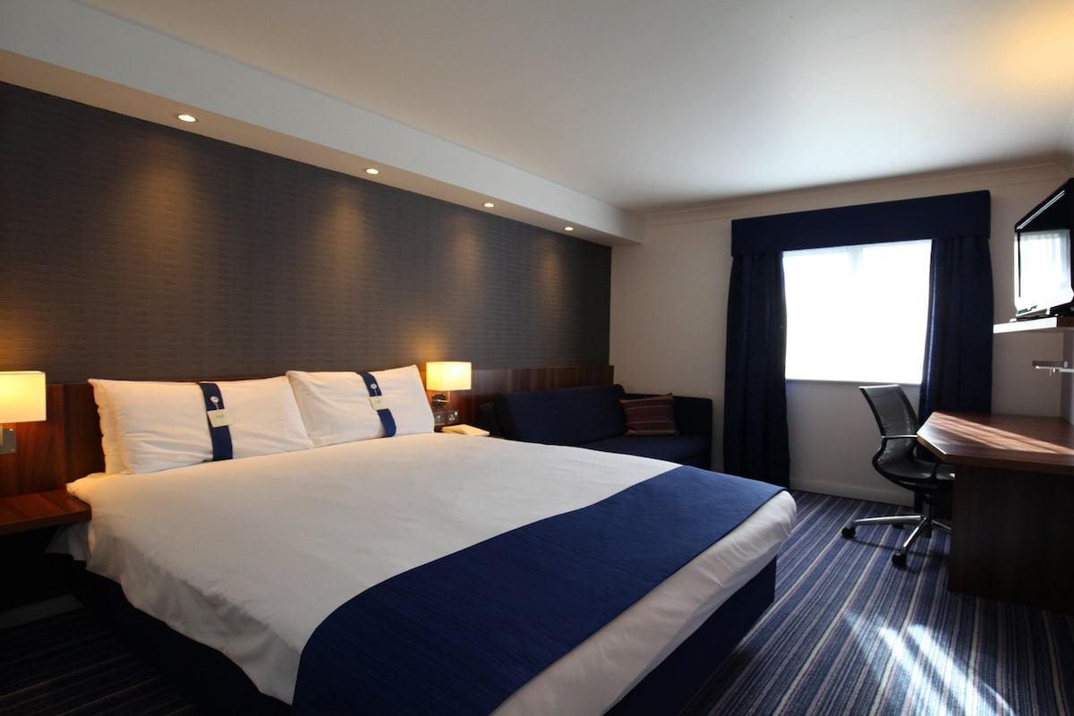 Quarto Standard, 1 cama de casal e sofá-cama | Secretária, secretária adequada para computadores portáteis 