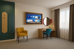 Cofre no quarto, com mobília individualizada, secretária