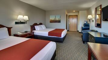 Quarto Deluxe, 2 camas queen-size (Standard Two Queen Room) | Cofre no quarto, secretária, ferro/tábua de engomar, Wi-fi grátis