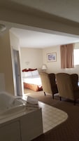 Suite, 1 cama queen-size, não fumadores | Secretária, ferro/tábua de engomar, Wi-fi grátis