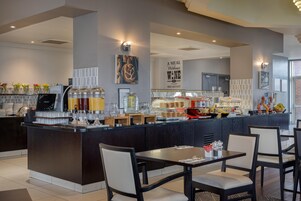 Café da manhã inglês diário (GBP 18.50 por pessoa) 