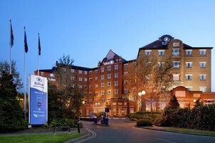 Fachada da propriedade à noite