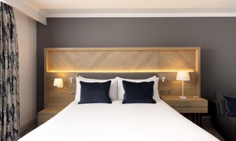 Suite, 1 cama king-size | Cofre com capacidade para portátil, secretária 