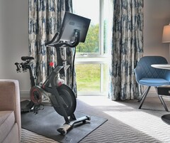 Quarto, 1 cama queen-size (with Peloton) | Cofre com capacidade para portátil, secretária 