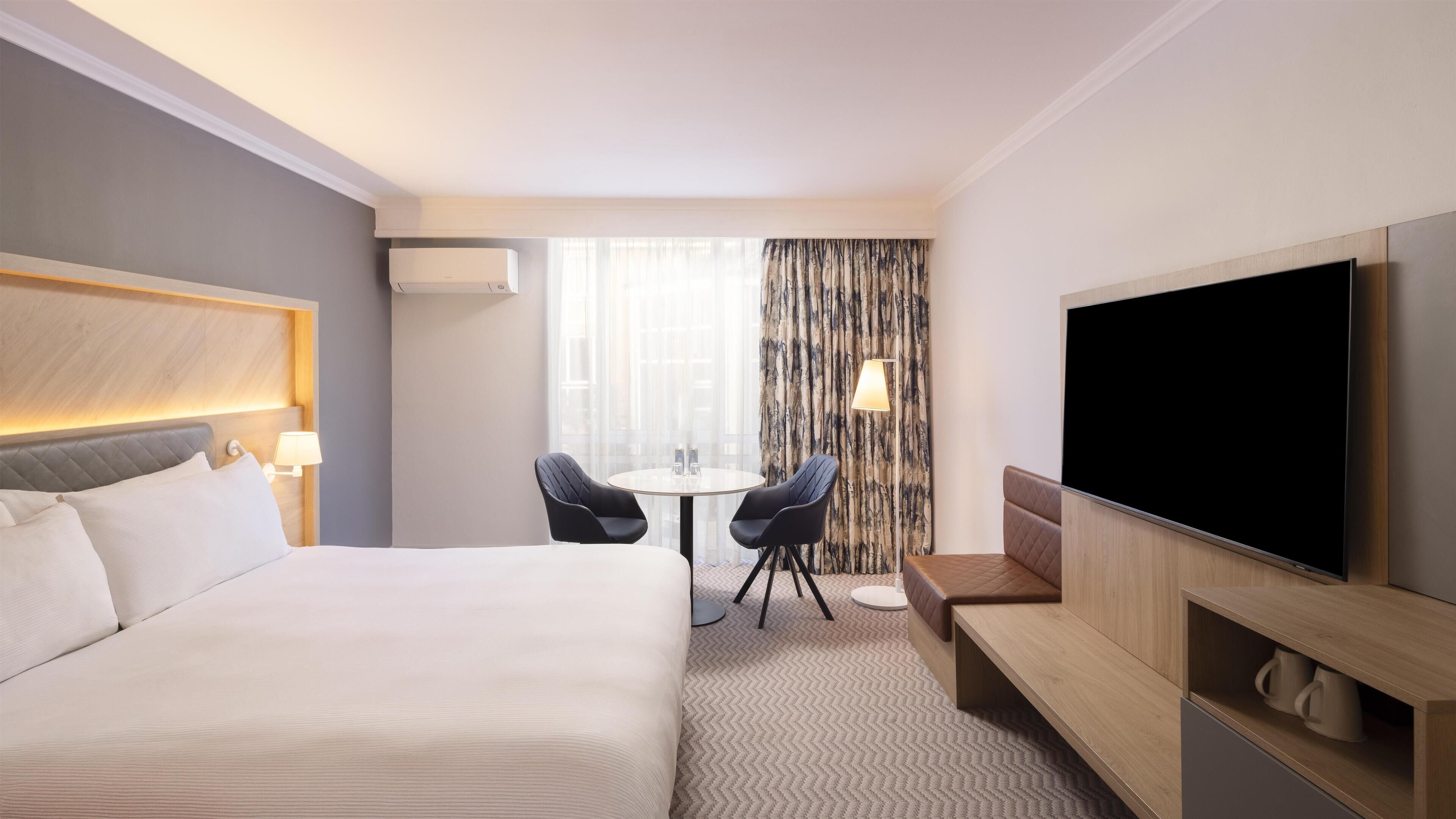 Quarto superior, 1 cama King | Cofres nos quartos, escrivaninha, espaço de trabalho para notebook